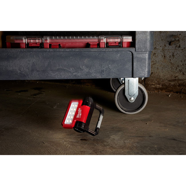 Milwaukee REDLITHIUM USB ROVER Pivoting Flood Light - GME Supply